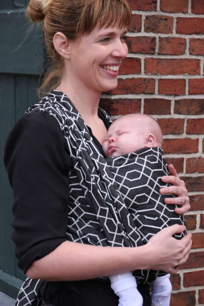 Wat is beter? Een draagdoek of een ergonomische drager? - KraamZus.nl